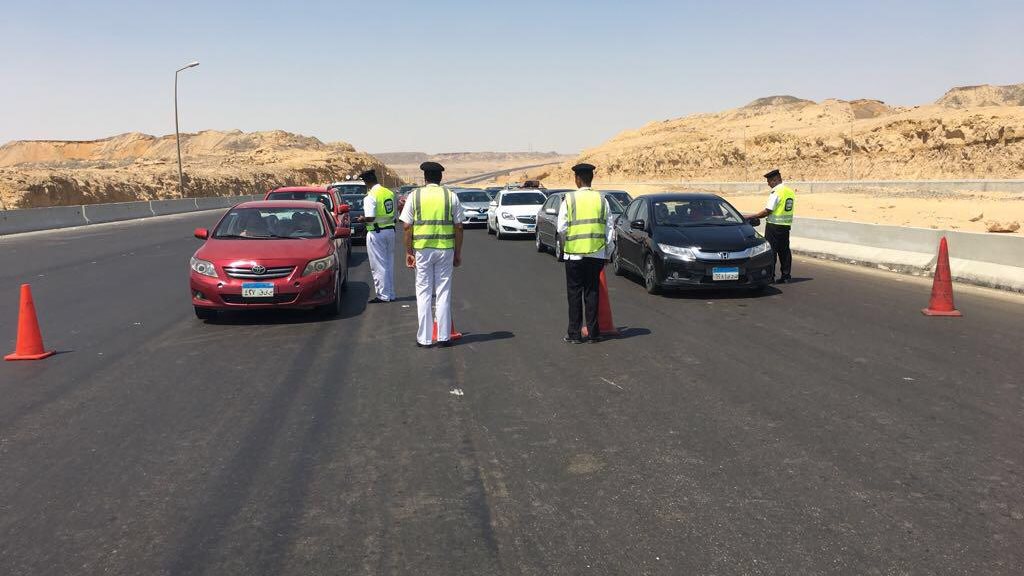 القبض على المتهمين بأداء حركات استعراضية بسياراتهم في النزهة